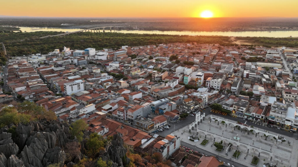 Visite Bom Jesus da Lapa, na 3ª maior romaria do Brasil - Santuário do ...
